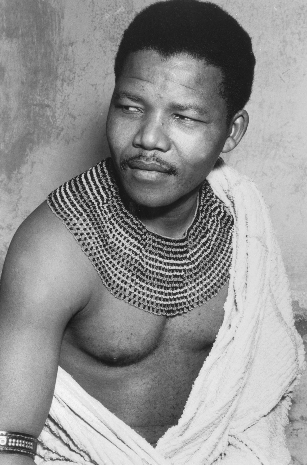nelson-mandela-dans-la-tenue-traditionnelle-de-sa-tribu-thembu-1950 ... nelson-mandela-dans-la-tenue-traditionnelle-de-sa-tribu-thembu-1950 ...